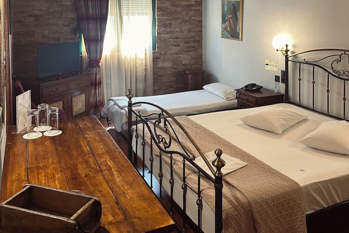 Quarto Triplo Deluxe | Ferro/tábua de engomar, Wi-fi grátis, roupa de cama fornecida 