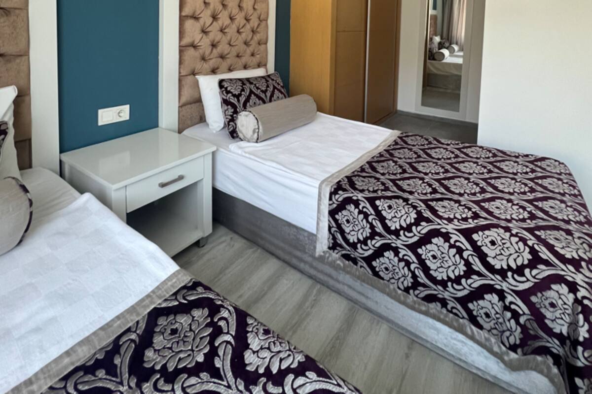 Roupa de alta qualidade, minibar, cofre no quarto, secretária 