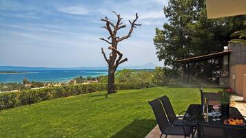 Dúplex Panorâmico, vista para o mar, em frente ao mar (Nireus) | Vista para o jardim