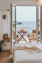 Quarto casal, vista para o mar | Roupas de cama antialérgicas, cofres nos quartos