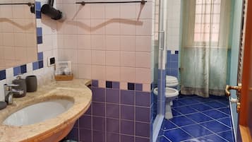 Quarto triplo | Banheiro | Chuveiro, produtos de toalete grátis, secador de cabelo