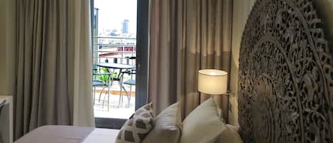 Suite, terraço, Vista para a cidade | Cofre no quarto, secretária