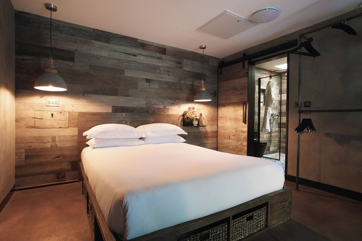 Casa na Árvore Superior (Silver) | Roupa de alta qualidade, cofre no quarto, secretária 