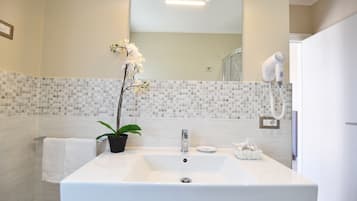 Quarto Superior | Casa de banho | Um polibã, um chuveiro fixo, artigos de higiene pessoal grátis
