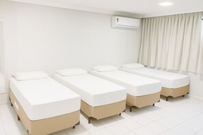 Suite Privativa para 4 Pessoas | Cortinas blackout, Wi-Fi de cortesia, roupa de cama