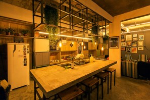 Um frigorífico, um micro-ondas, uma placa de cozinha, uma torradeira 