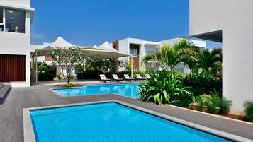 2 piscinas externas, funciona das 7h às 19h, espreguiçadeiras