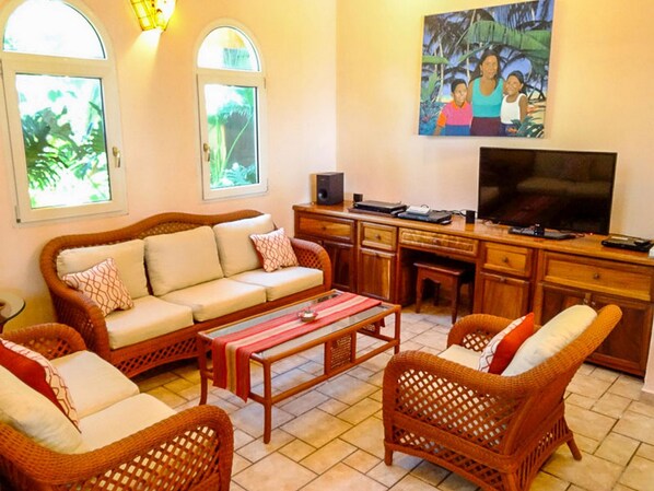 Villa Tradicional, 2 quartos | Sala | Televisor LED