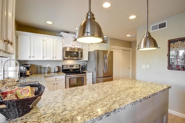 Quarto | Cozinha privada | Um frigorífico, um forno, uma placa de cozinha