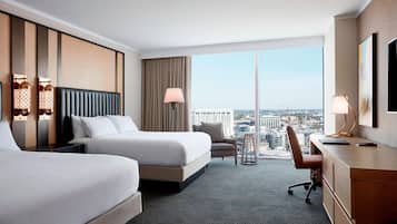 Roupa hipoalergénica, minibar, cofre no quarto, secretária