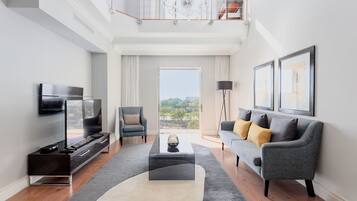 Cobertura presidencial, 3 quartos, cozinha, vista para o oceano | Área de estar | TV LED 55 polegadas com canais via satélite, TV, Netflix