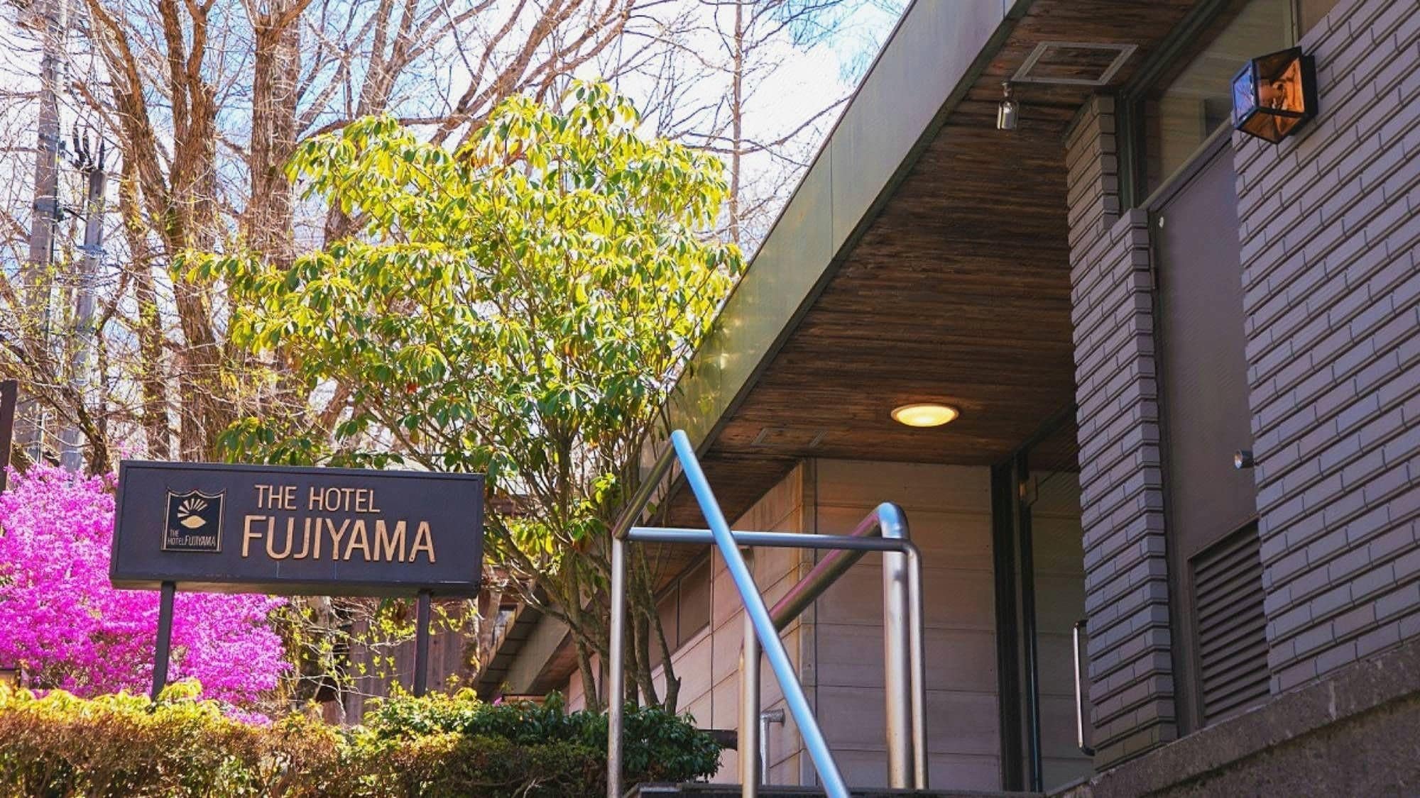 Um letreiro de hotel com a inscrição 'THE HOTEL FUJIYAMA'.