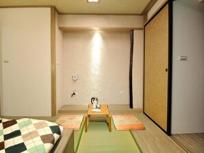 Quarto Duplo Standard | Secretária, cortinas/cortinados opacos, Wi-fi grátis 