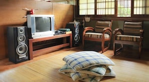 Vila, 3 quartos, vista para o jardim | Área de estar | TV LED
