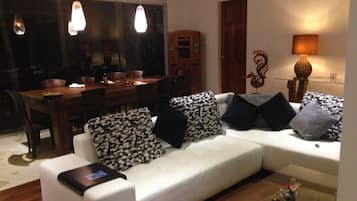 Villa Deluxe, 3 quartos, vista para o oceano | Sala de estar | Televisor LCD