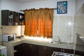 Apartamento, 2 quartos | Cozinha privada | Geladeira, talheres/pratos/utensílios de cozinha