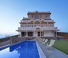 Piscina externa, espreguiçadeiras