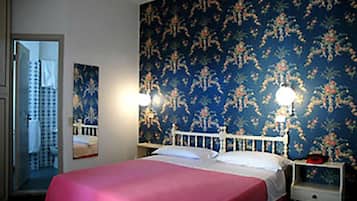 Quarto triplo, sacada | Roupas de cama premium, cofres nos quartos, escrivaninha
