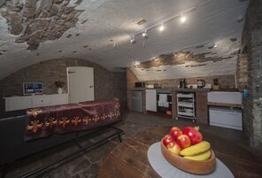 Apartamento, 1 quarto | Sala | TV de ecrã plano 