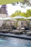 Piscina interior, piscina exterior sazonal, guarda-sóis 