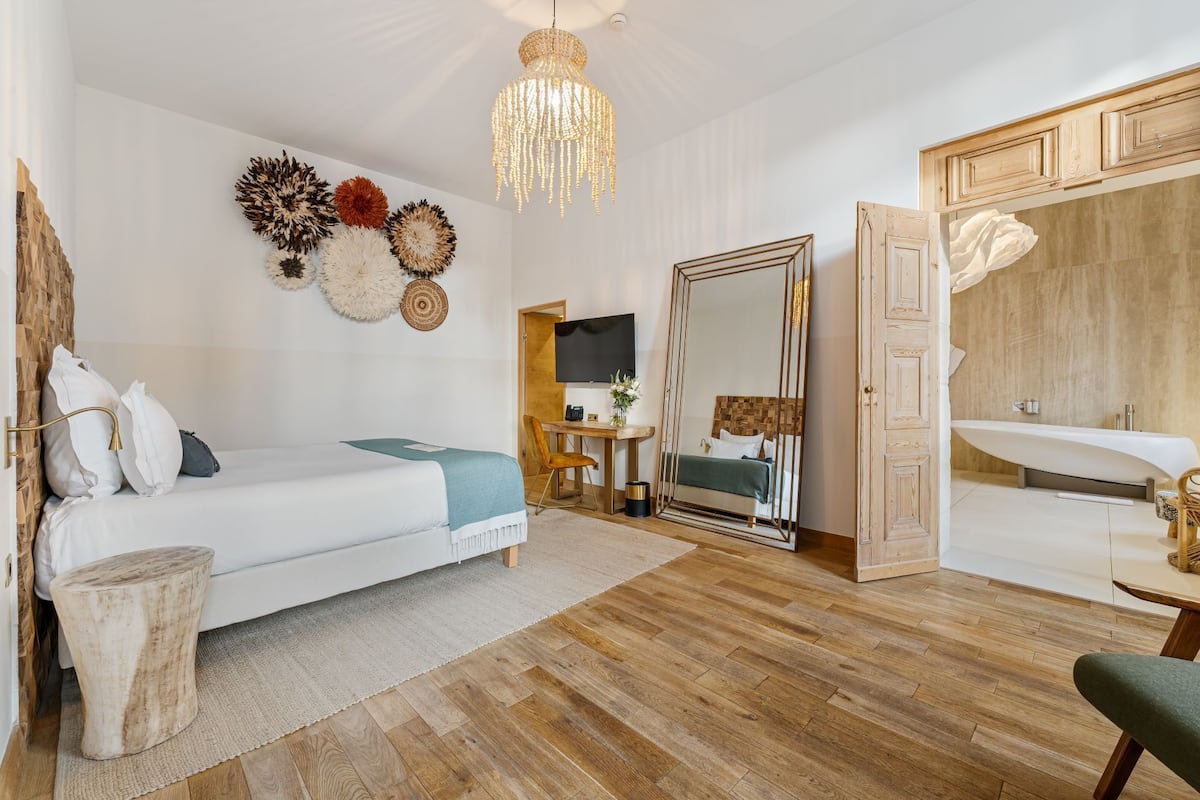 Quarto Exclusivo | Roupa de alta qualidade, minibar, cofre no quarto