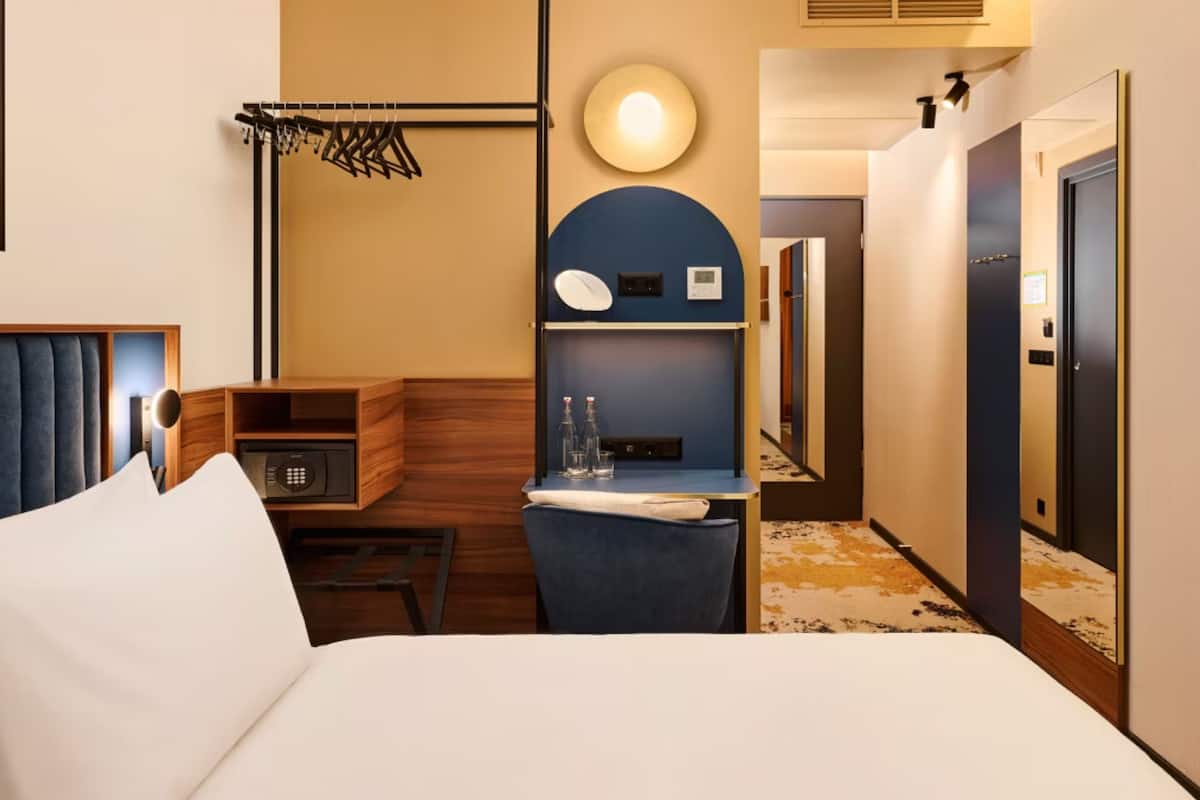 Quarto (Cosy) | Cofre no quarto, secretária 