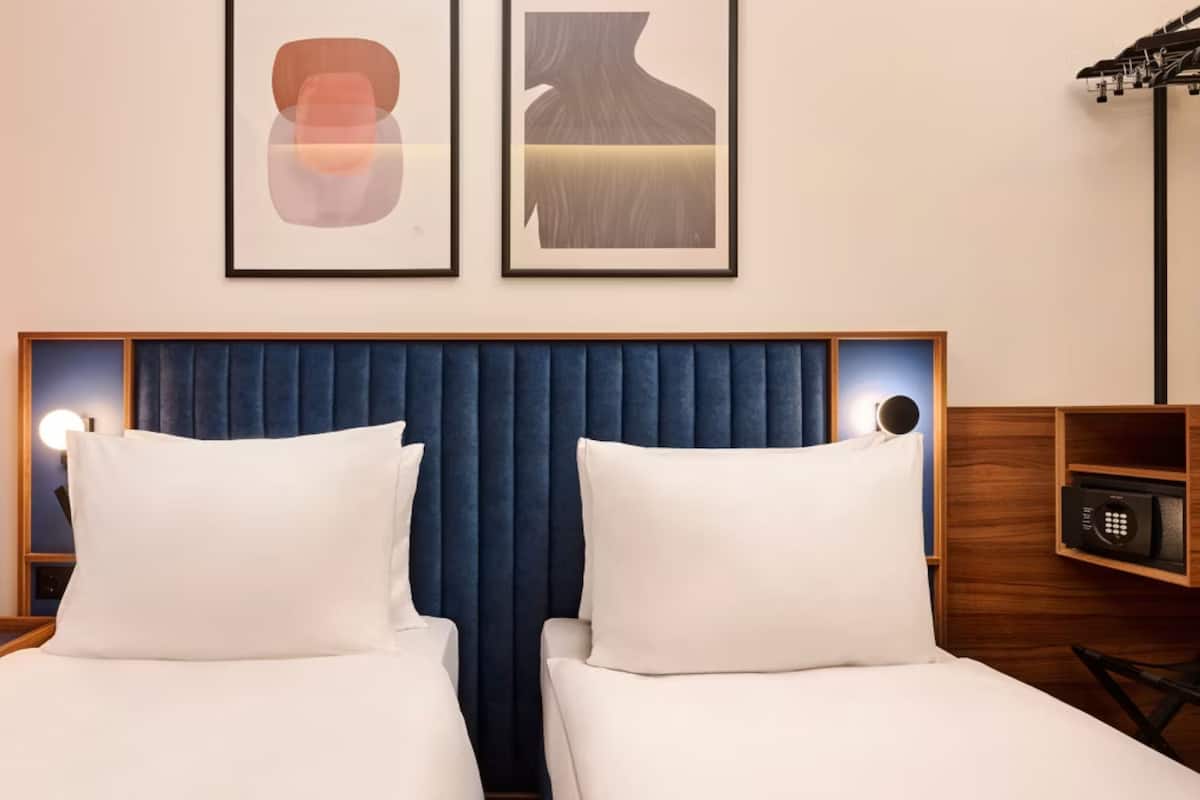 Quarto, 2 camas individuais (Cosy) | Cofre no quarto, secretária 
