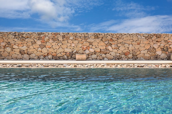 Piscina exterior, guarda-sóis, espreguiçadeiras