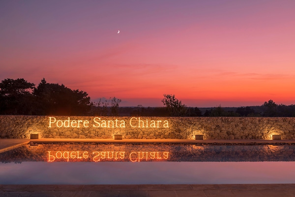 Piscina externa, guarda-sóis, espreguiçadeiras