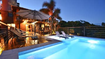 Piscina exterior, espreguiçadeiras