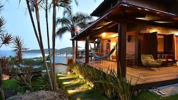 Fachada da propriedade à noite