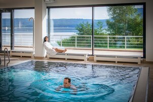 Piscina interior, piscina exterior sazonal, guarda-sóis 