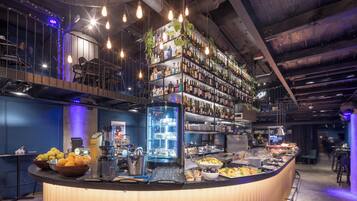 Café da manhã com buffet grátis todos os dias