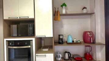 Um frigorífico, um micro-ondas, um forno, uma placa de cozinha