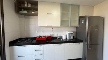 Um frigorífico, um micro-ondas, um forno, uma placa de cozinha