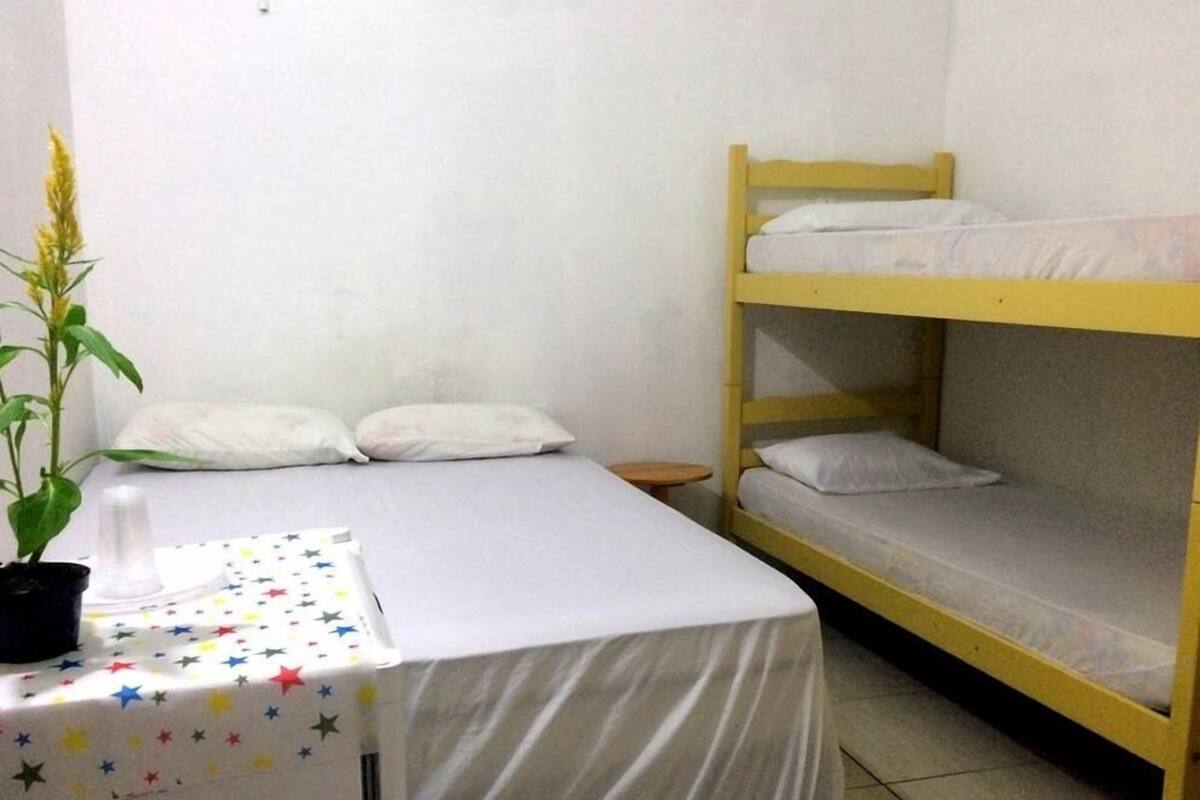 Quarto Triplo Económico | Minibar, Wi-fi grátis, roupa de cama fornecida