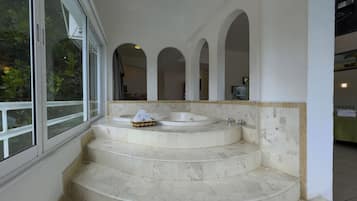 Suite Premium, banheira, vista para a piscina | Banheira de hidromassagem privativa