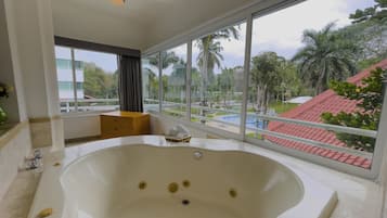 Suite Premium, banheira, vista para a piscina | Banheira de hidromassagem privativa