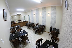 Café da manhã com buffet grátis todos os dias