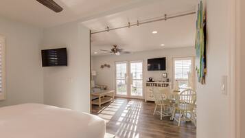 Quarto solteiro, 1 cama Queen e sofá-cama, vista para o rio | Roupas de cama premium, cofres nos quartos