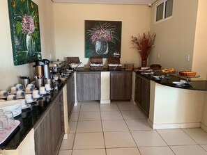 Café da manhã com buffet grátis todos os dias