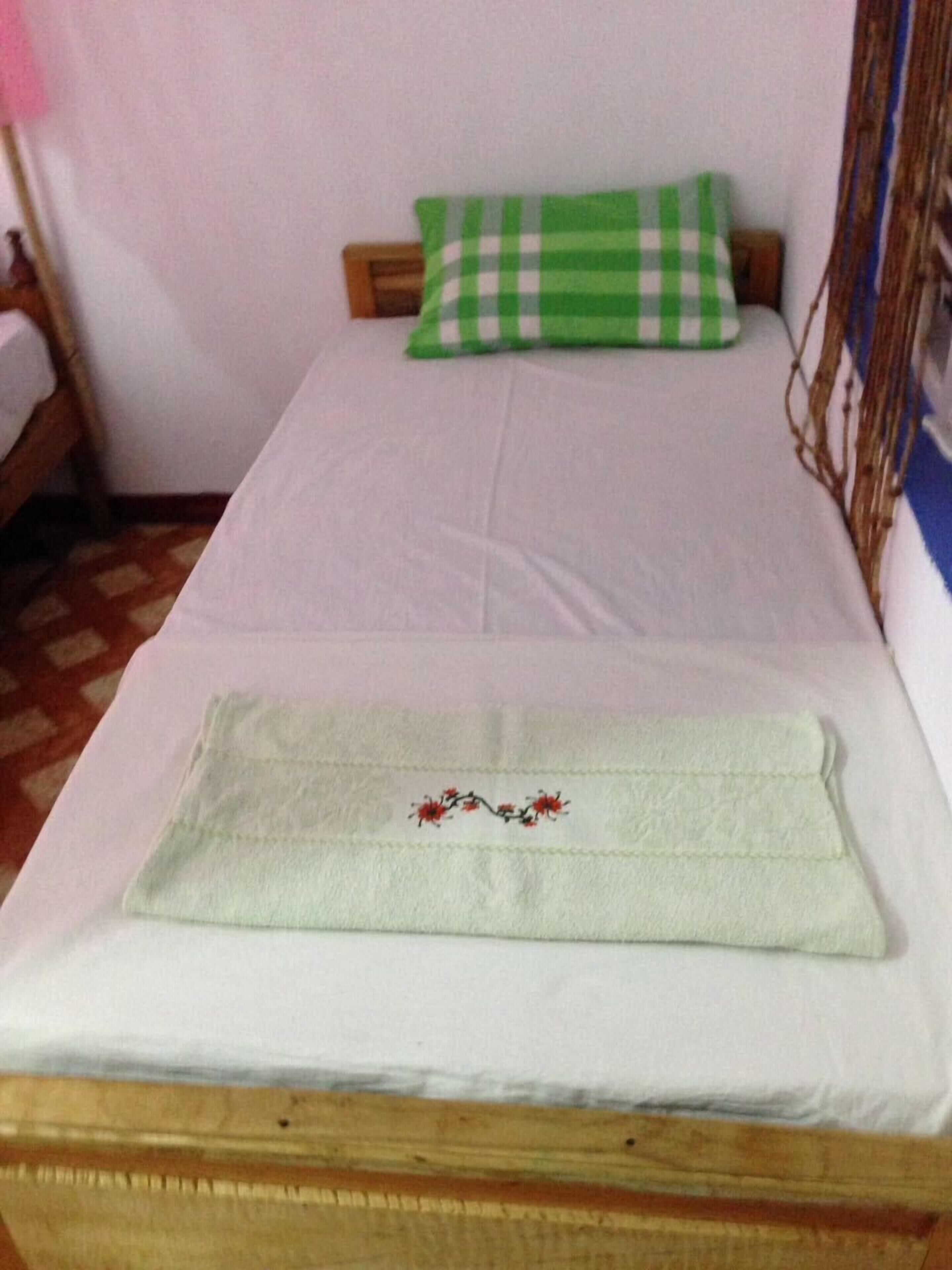 1 quarto, cofre no quarto, secretária, ferro/tábua de engomar 
