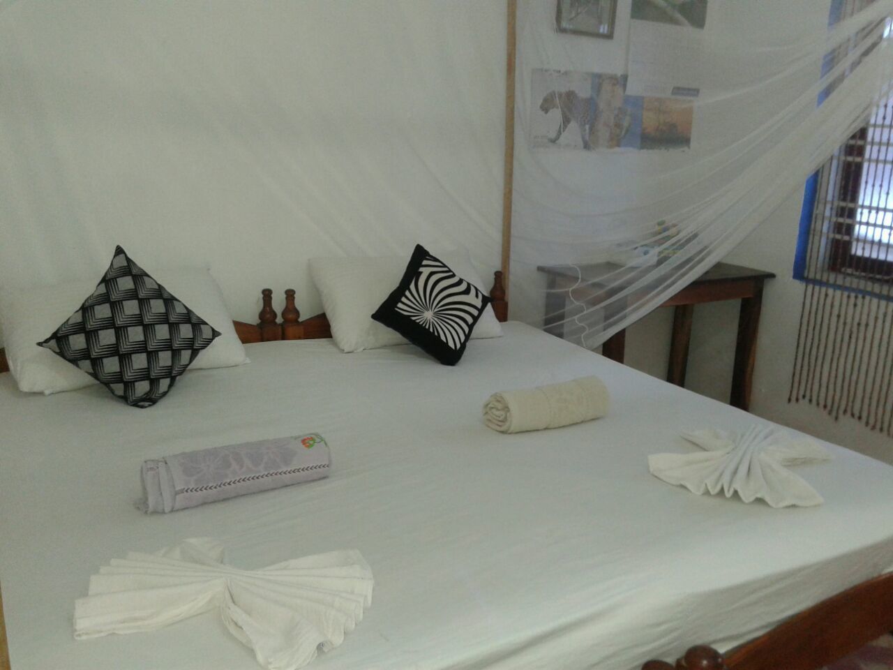 1 quarto, cofre no quarto, secretária, ferro/tábua de engomar 