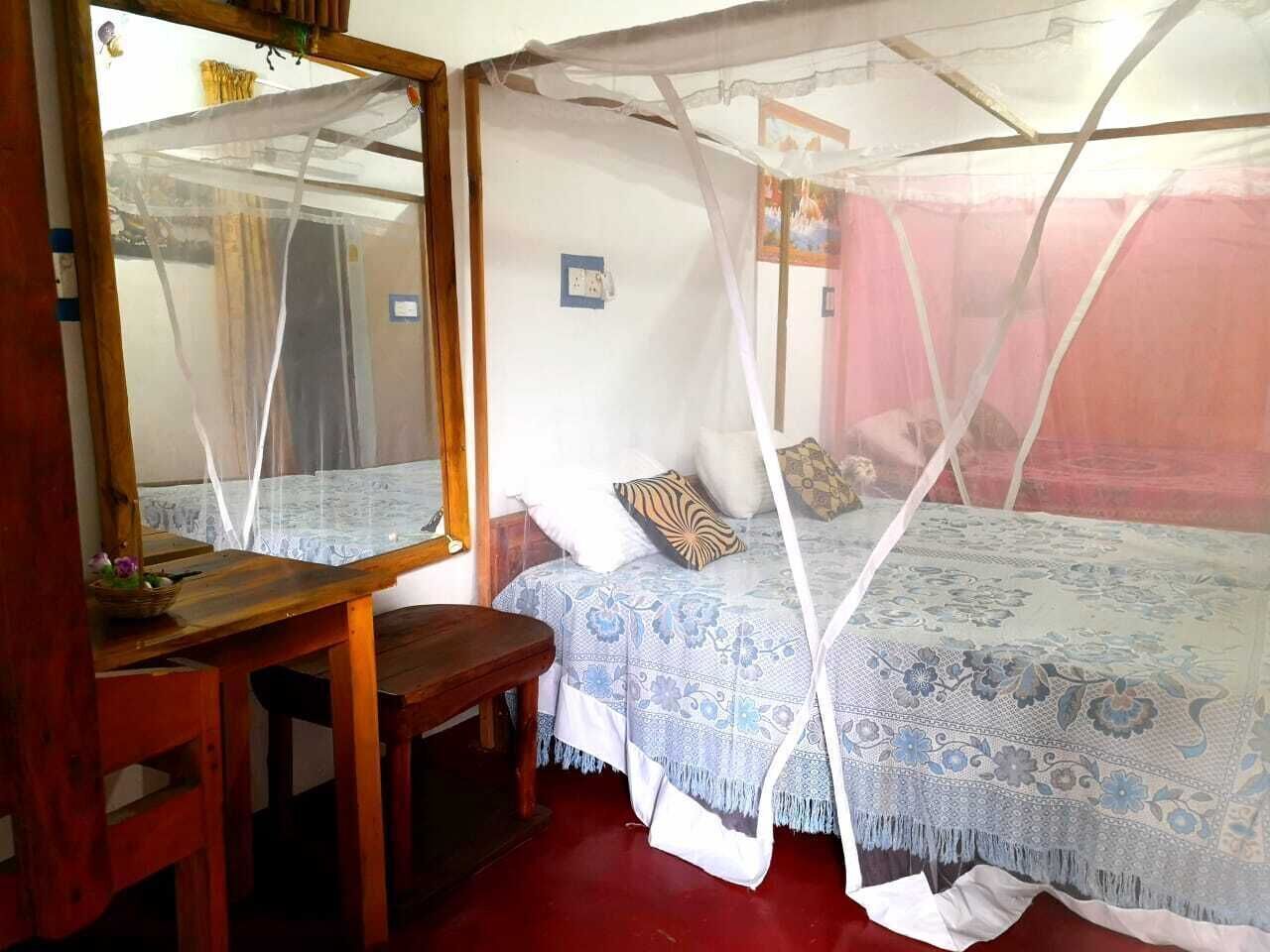 1 quarto, cofre no quarto, secretária, ferro/tábua de engomar 
