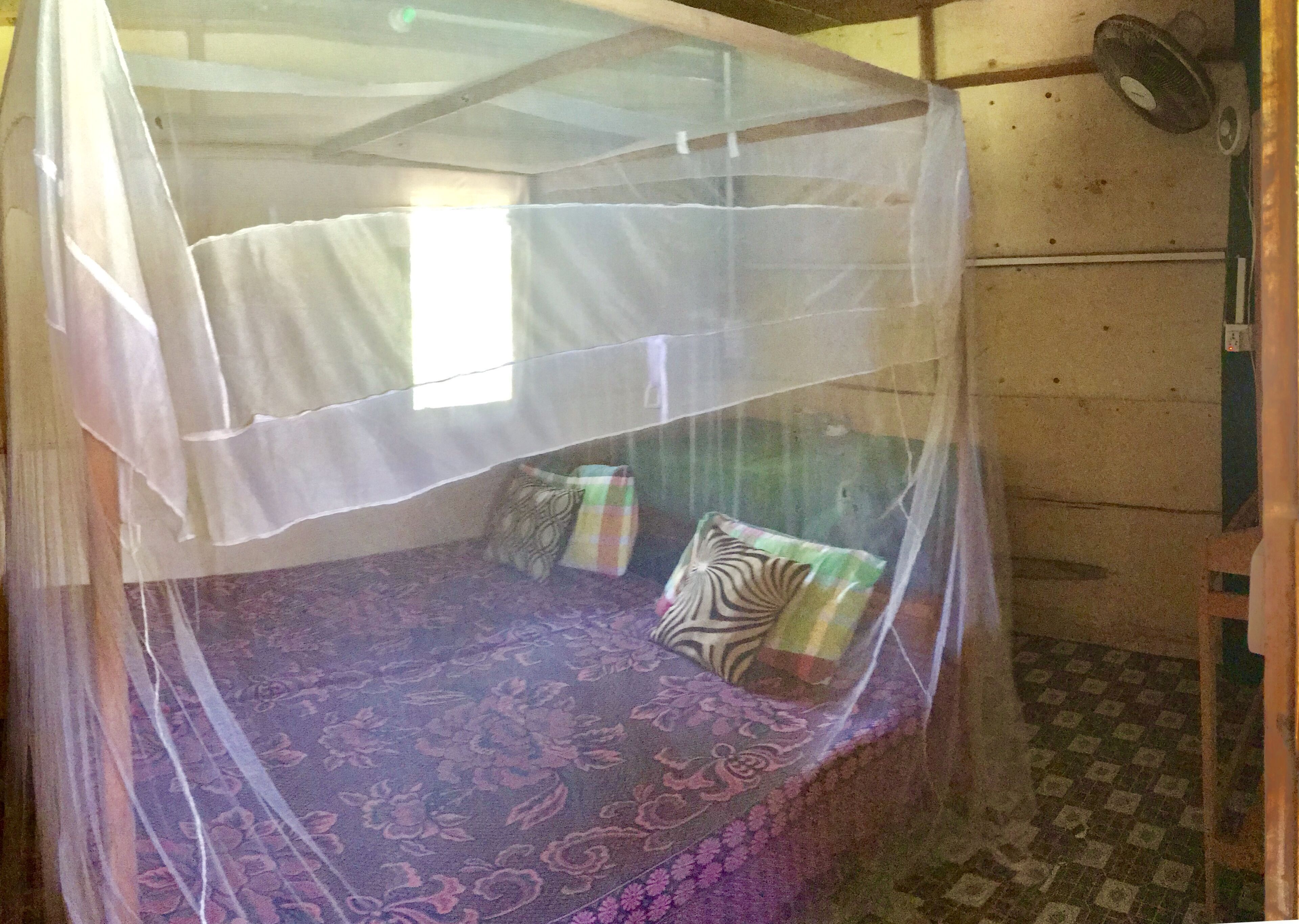 1 quarto, cofre no quarto, secretária, ferro/tábua de engomar 
