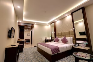Roupas de cama premium, frigobar, cofres nos quartos, escrivaninha