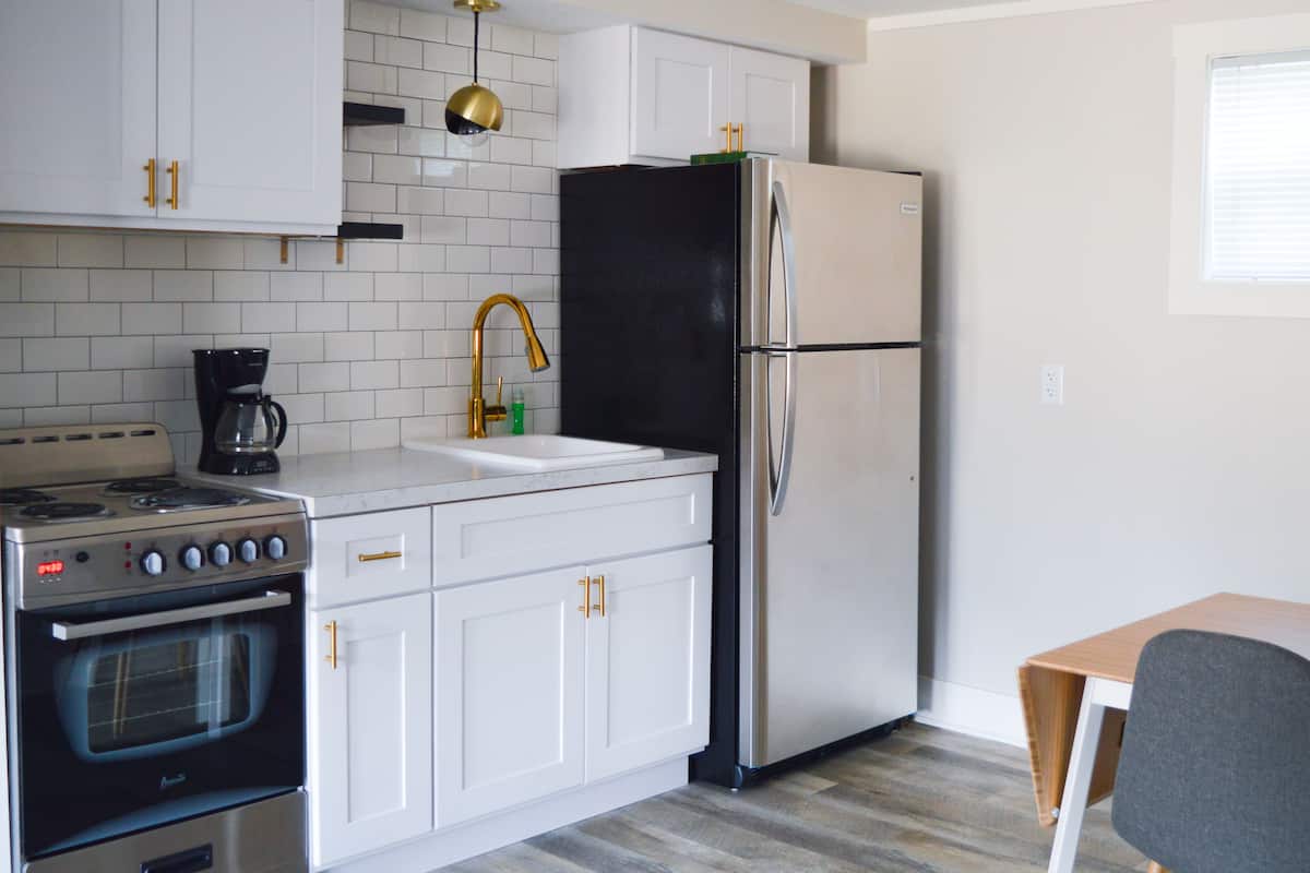 Suíte, 2 quartos, cozinha americana | Cozinha americana privada | Refrigerador em uma área comum, micro-ondas em uma área comum