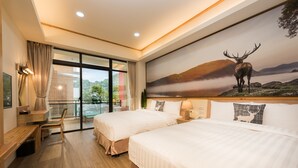 Quarto de hotel com duas camas, uma escrivaninha e uma janela grande.