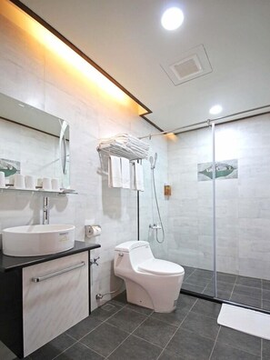 Quarto família, para não fumantes, sacada | Banheiro | Chuveiro, produtos de toalete grátis, secador de cabelo, chinelos