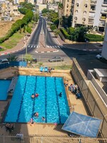 Piscina externa sazonal, guarda-sóis, espreguiçadeiras